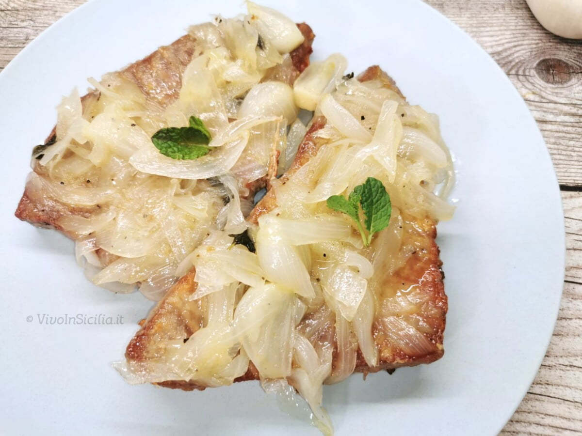 Tonno con cipollata alla siciliana - VivoInSicilia.it